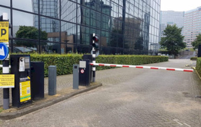 Book a parking spot in ParkBee Centerpoint car park