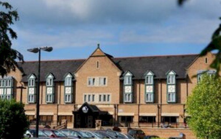 Book a parking spot in ParkBee Village Hotel Leeds North car park