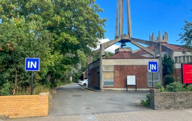 Book en plads i ParkBee St Laurence Church Catford parkeringsplads